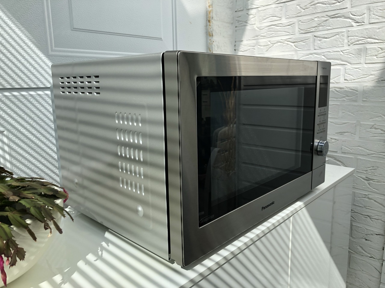 Panasonic NN-CD88 Mikrowelle mit 34 Litern Garraum – Küchengerät für große Ansprüche ...